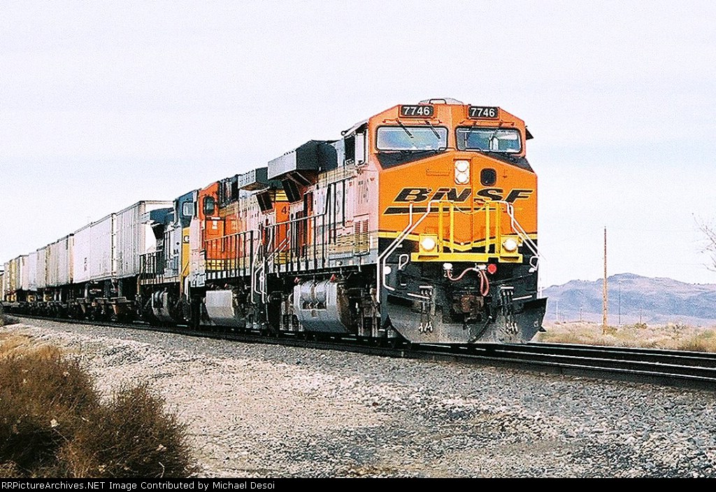 BNSF ES-44DC #7746 leads an eastbound at Highland Meadows